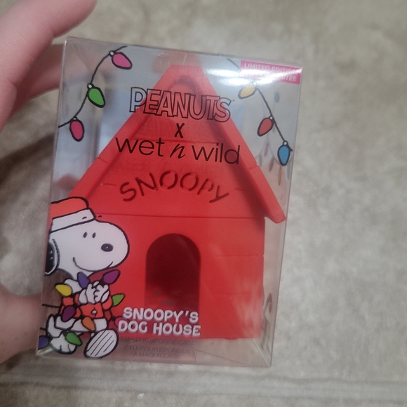 Peanuts | Makeup | Peanuts Snoopys Doghouse Makeup Sponge Case Wet N ...